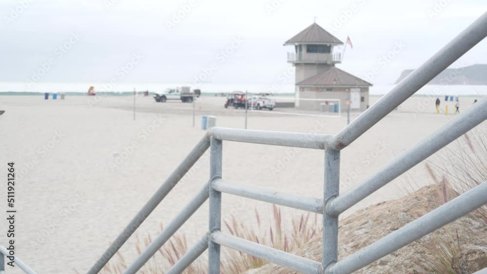 Vidéo Stock Lifeguard stand or life guard tower hut, surfing safety on ...