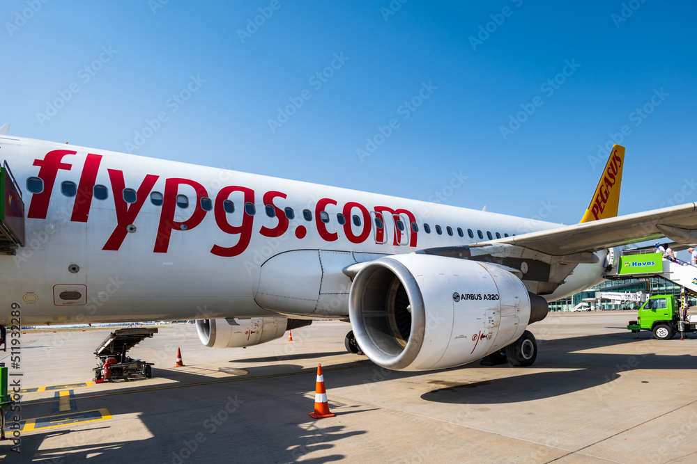 Foto de Izmir, Turkey - June 2022: Pegasus Airlines Airbus aircraft on ...