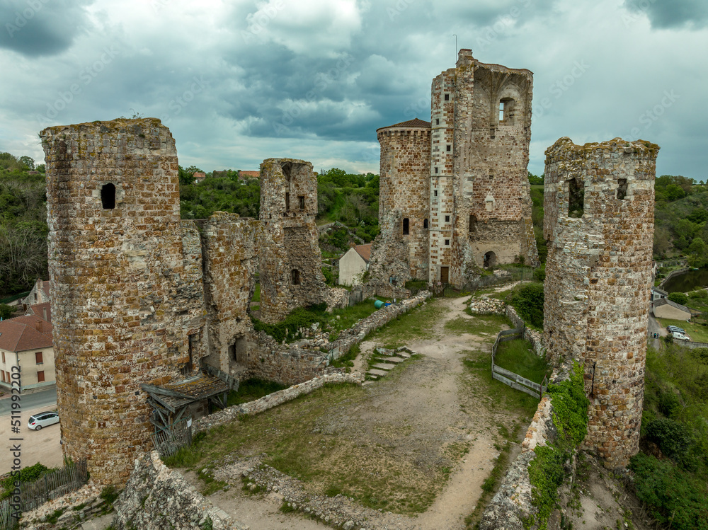 Foto de Aerial view of the ruins of Herisson fortress of the Dukes of ...