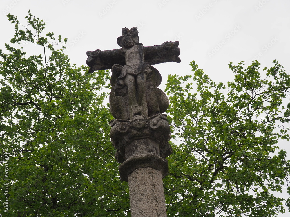 bonita cruz latina en granito con la imágen de jesús crucificado con ...