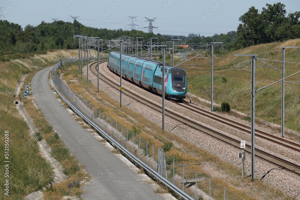 Aubie Saint-Antoine/Peujard, France – juin 2022 : passage d’un TGV OUIGO de la SNCF sur la LGV ...