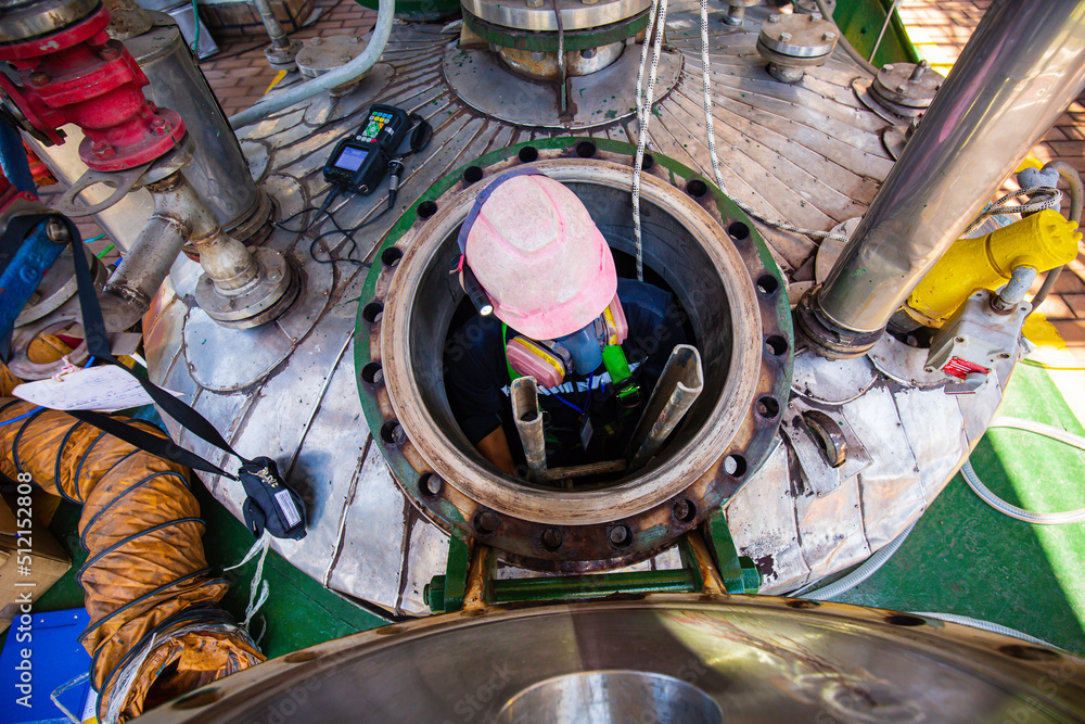 Male into work inspection process chemical into chemical stainless tank ...