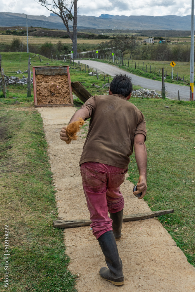 Un hombre jugando tejo, se prepara para lanzar, deporte autóctono ...