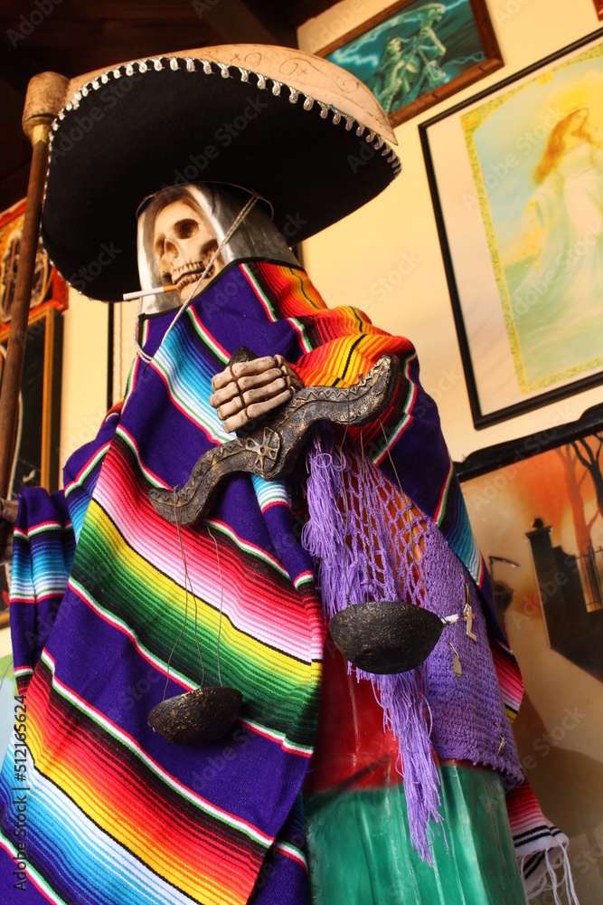 La Santa Morte, patrona dei narcotrafficanti, in una ara votiva del ...