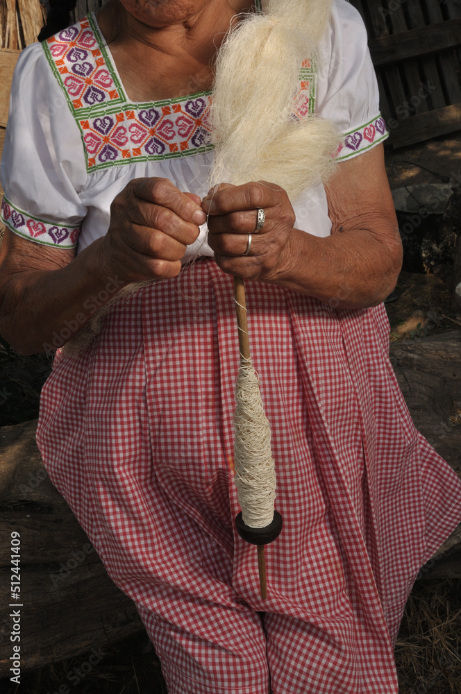 hilando con fibra de penca de maguey para tejer prendas de uso diario y ...