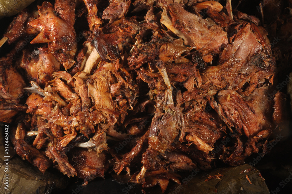 pollos y conejos horneados en barbacoa puestos en pozo cubiertos con ...