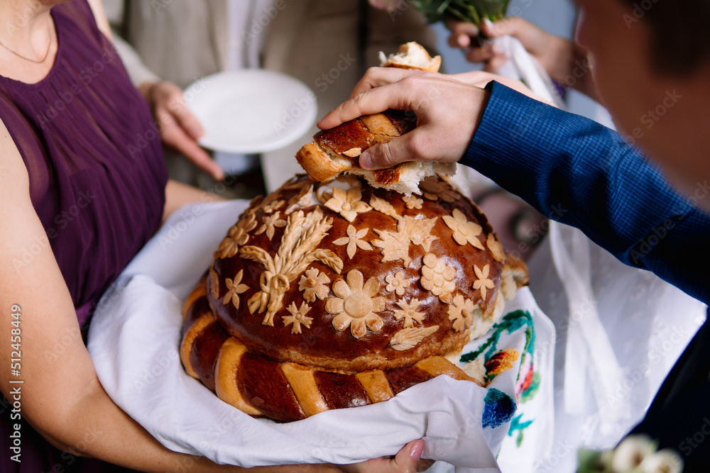 Foto de Traditional wedding Ukrainian bread korovai with flowers at ...