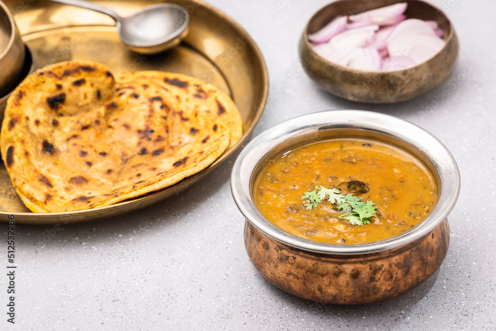 Foto de Black lentils curry, maa ki daal, is a delicious, creamy ...