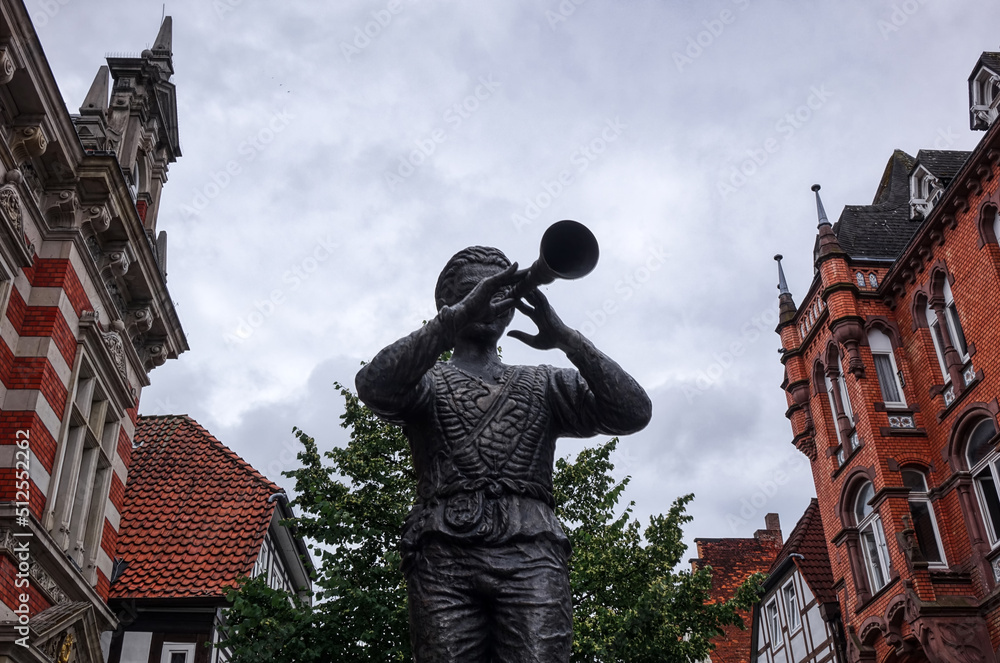 Statue des Rattenfängers in der Altstadt von Hameln Stock Photo | Adobe ...