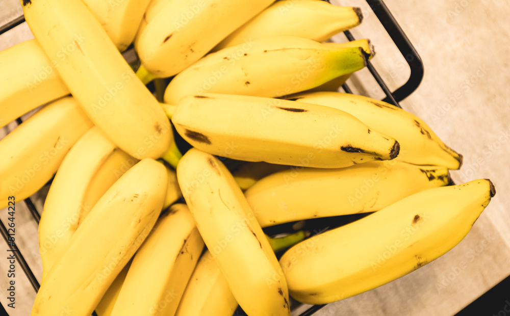 Bananas na fruteira de cor preta. A banana da imagem no Brasil é ...