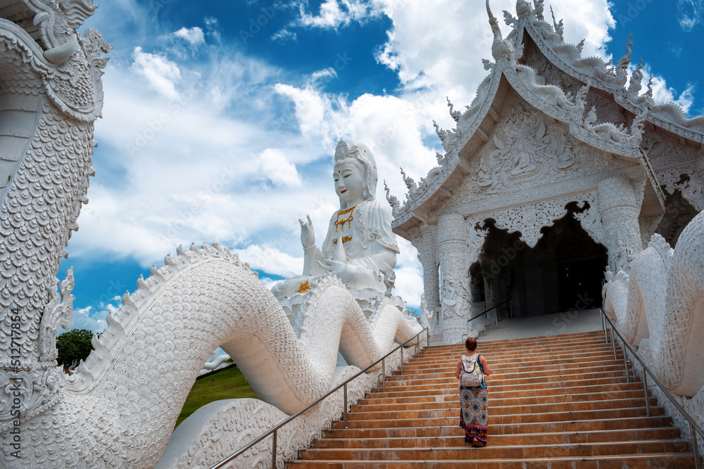 Mujer explorando templo Wat Huay Pla Kang, mirando estatua gigante de ...