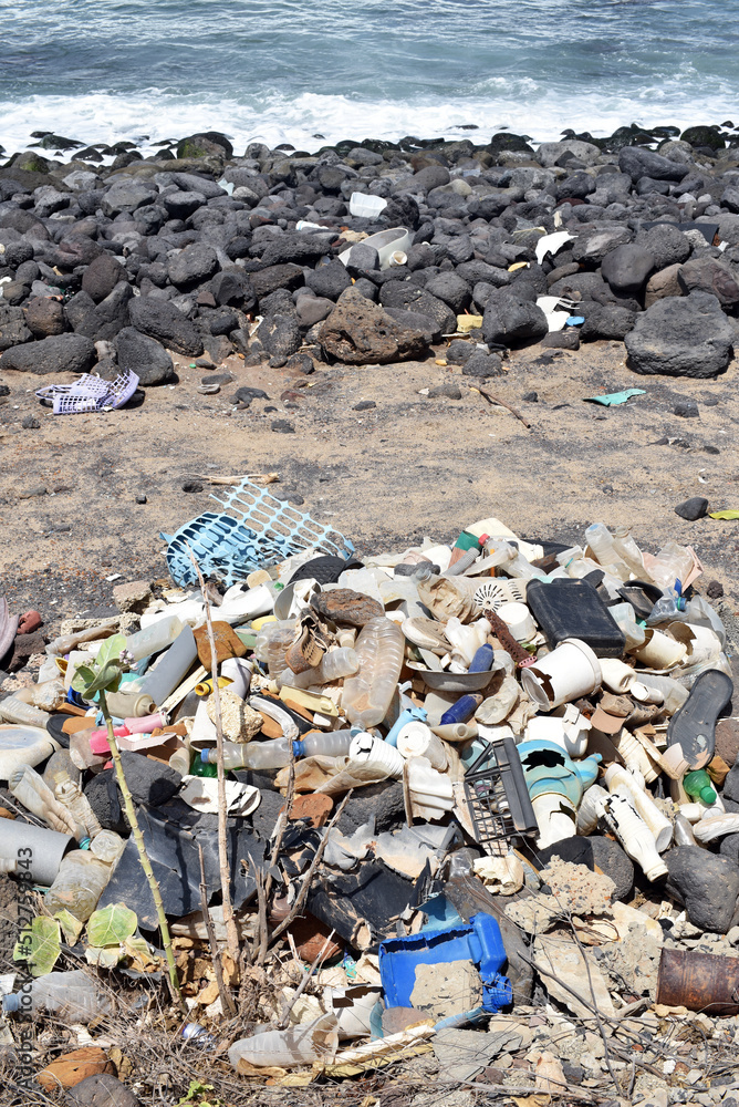 déchets sur une plage de Dakar au Sénégal Stock Photo | Adobe Stock