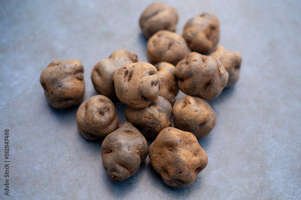 Papas nativas de peru. Concepto de alimentos naturales. Stock Photo ...