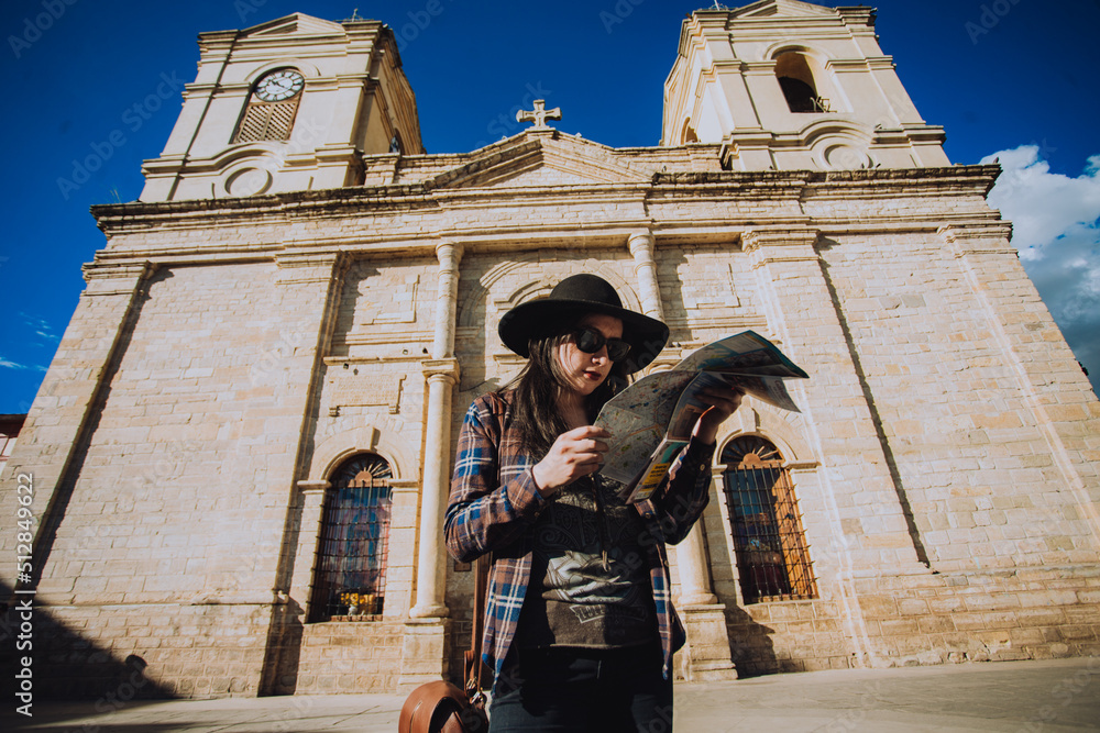 Foto de Mujer con un mapa en la mano. Concepto de Personas, viajes y ...