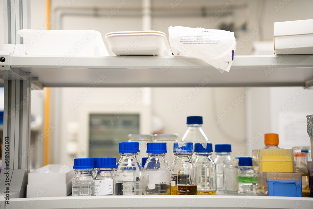 Instrumentos de laboratorio. Botes clínicos en laboratio. Stock Photo ...