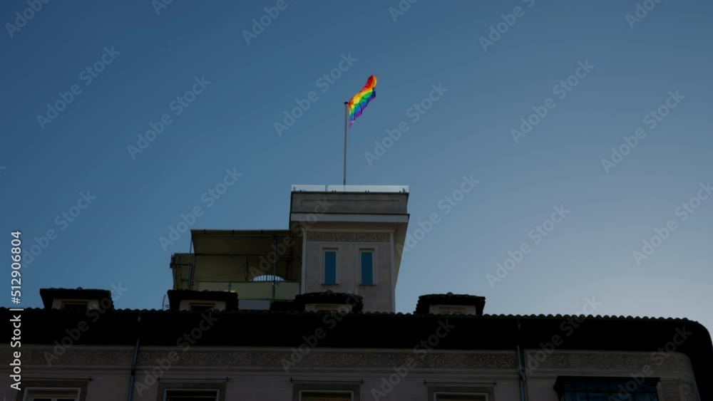 Vidéo Stock Pride flag waving on top of parliament building | Adobe Stock