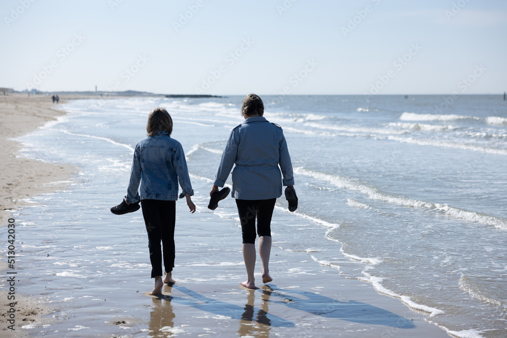 Spaziergänger gehen barfuß am Strand Stock Photo | Adobe Stock