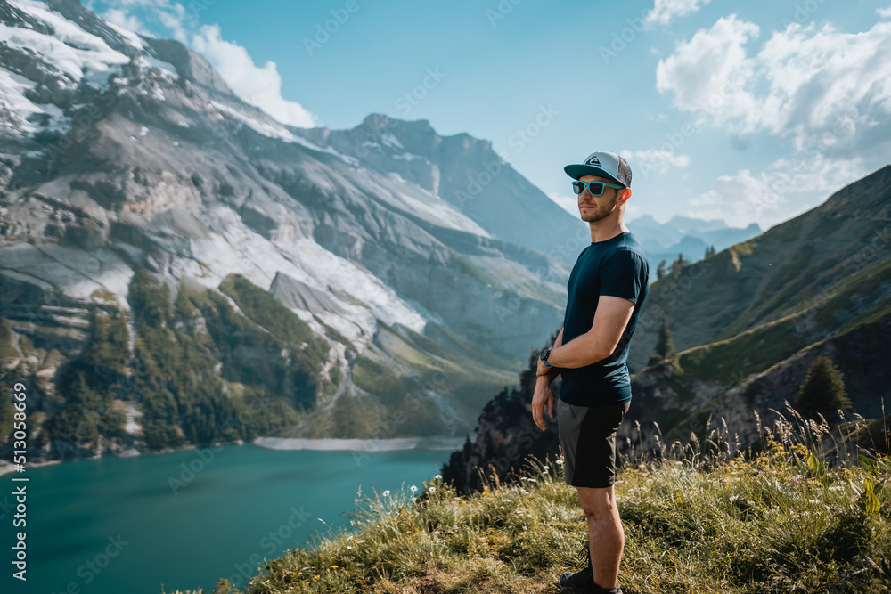 Un homme randonneur qui est en montagne lors d'une randonnée et qui ...