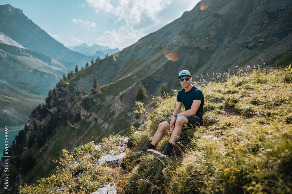 Un homme randonneur qui est en montagne lors d'une randonnée et qui ...