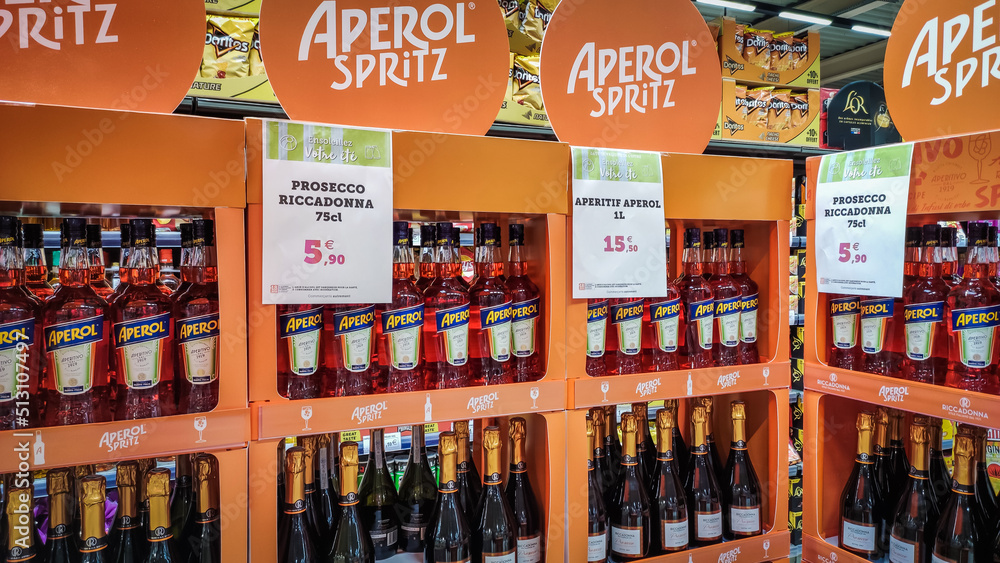 box de boisson de marque aperol et prosecco dans un magasin Stock Photo ...