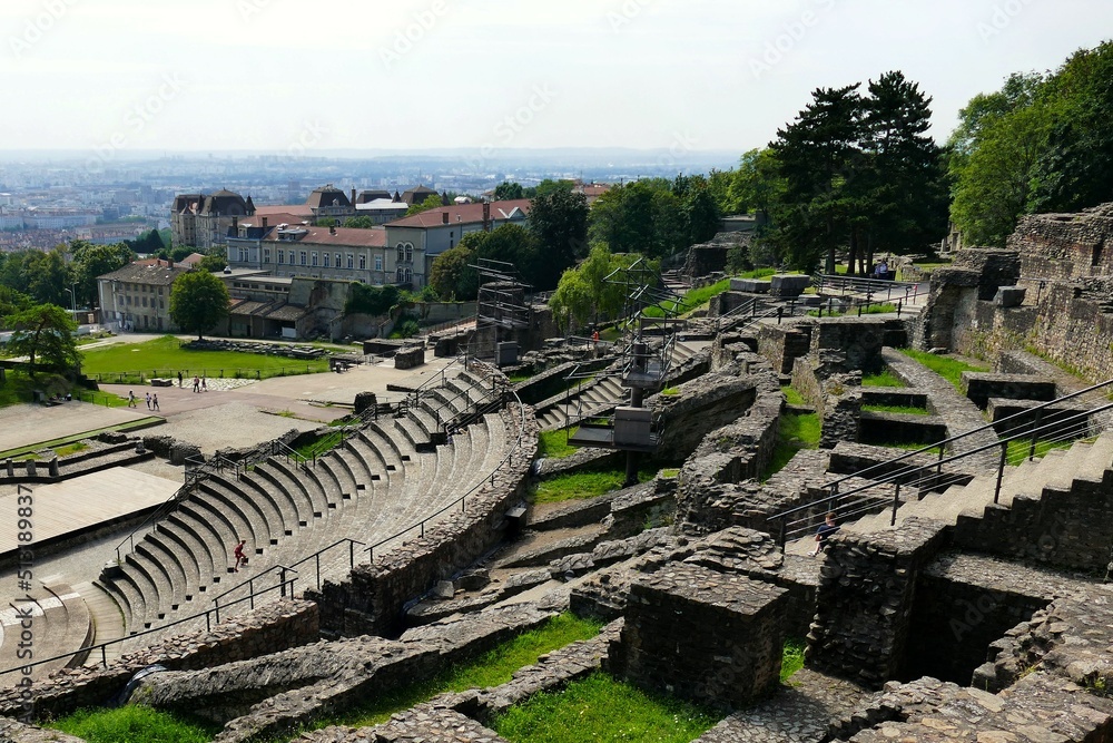 La scène et les gradins du théâtre romain de Lyon sur la colline de ...