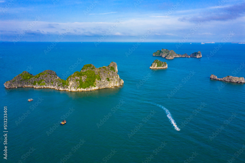 Foto de Lan Ha Bay in Cat Ba archipelago is beautiful when viewed from ...