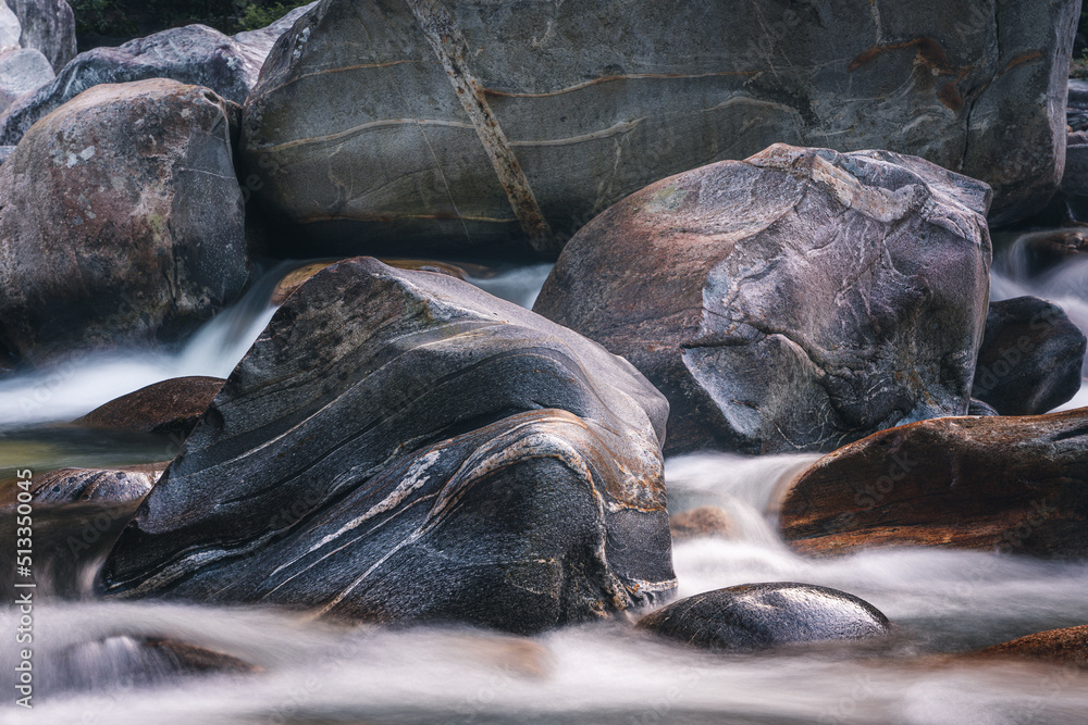Atmosphärischer Naturhintergrund mit riesigen Steinen im Bergfluss ...