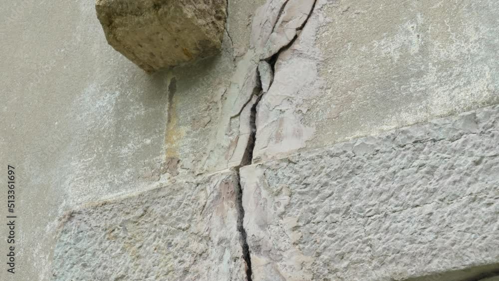Fracture in a concrete wall. Fissure of cracked building close-up ...