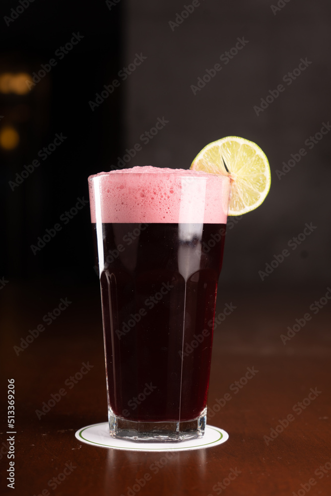 Chicha Morada con fondo negro en una mesa de madera, bebida típica del ...