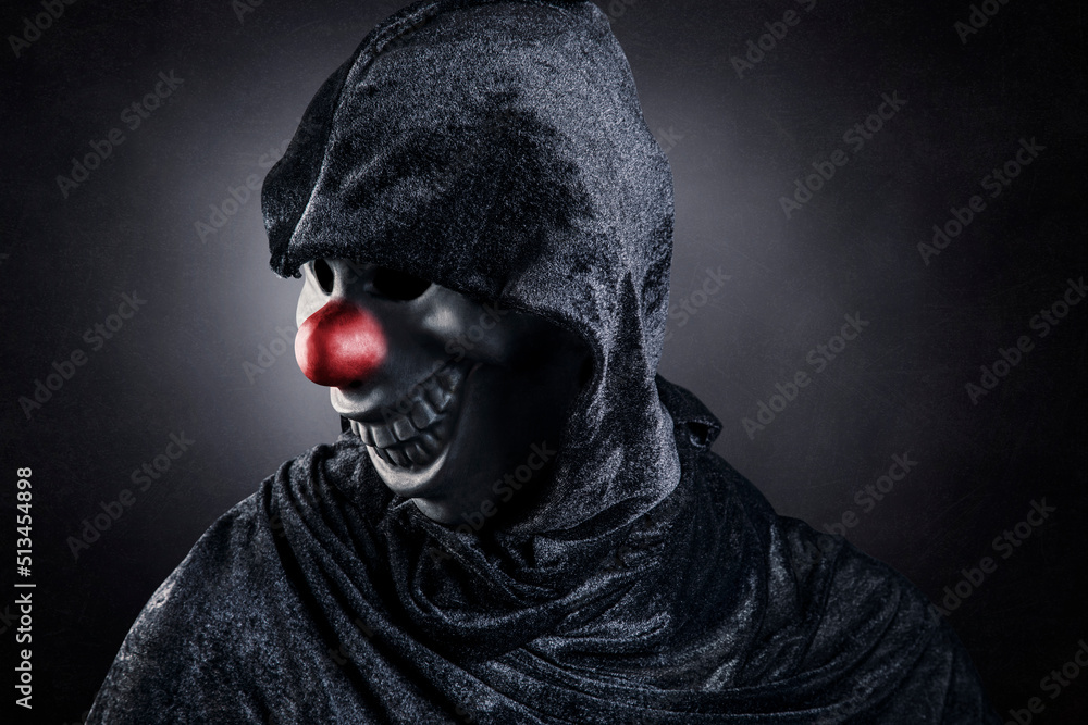 Póster Scary clown showing his teeth over dark misty background ...