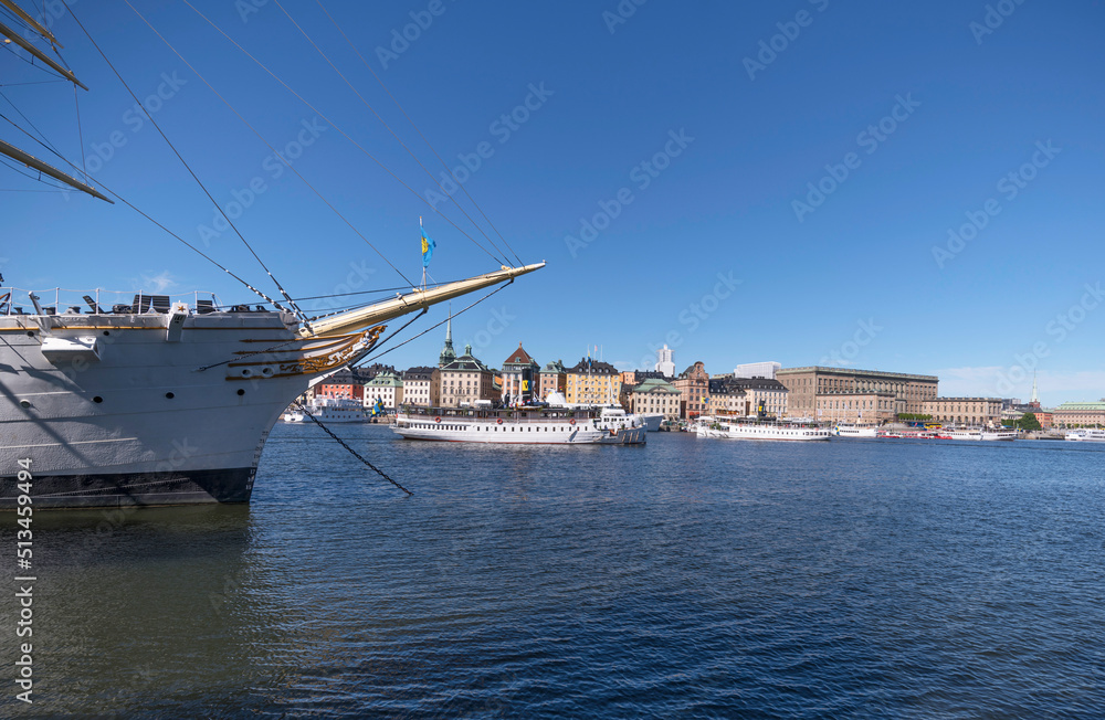 Fore of the hostel af Chapman a full rigged sail ship steam commuting ...