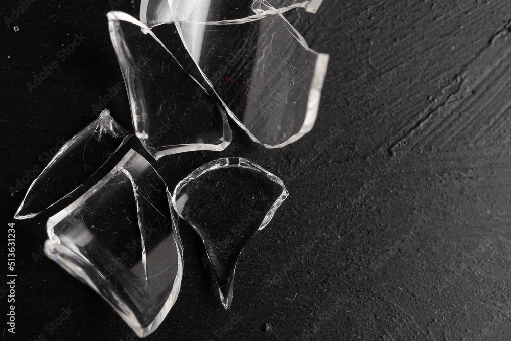 frasco de vidrio roto sobre fondo negro con textura, vidrio roto ...