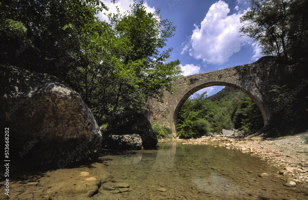 Puente romanico sobre el rio Llierca.Montagut de Fluvià.Garrotxa ...