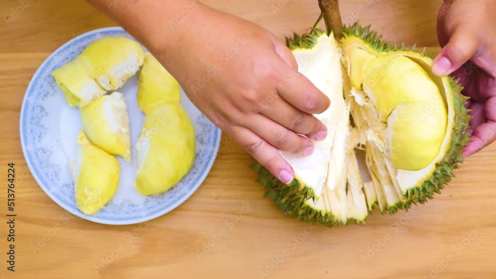 Vidéo Stock The hands are durian peels, durian yellow meat, eat very ...