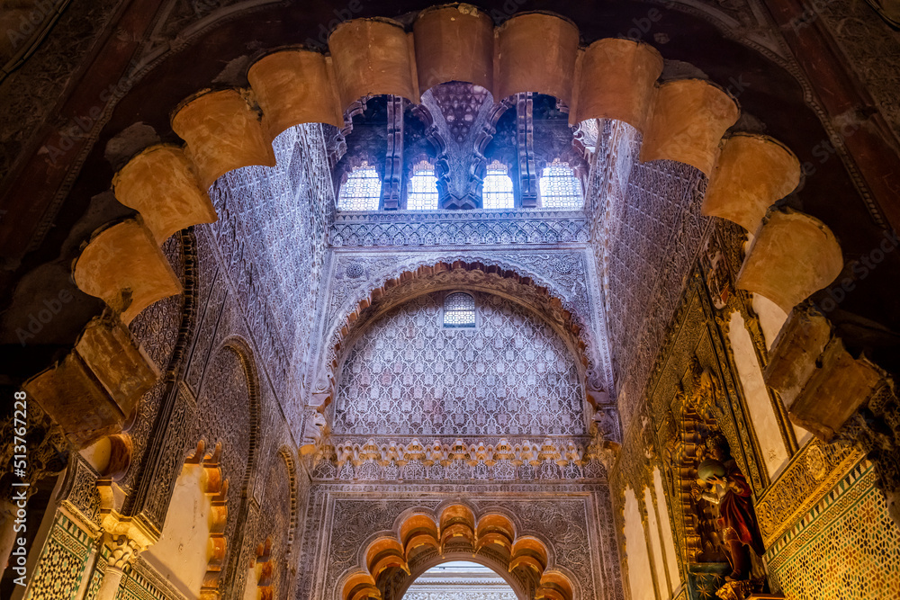 Foto de Columns and double-tiered arches, Great Mosque (Mezquita) and ...