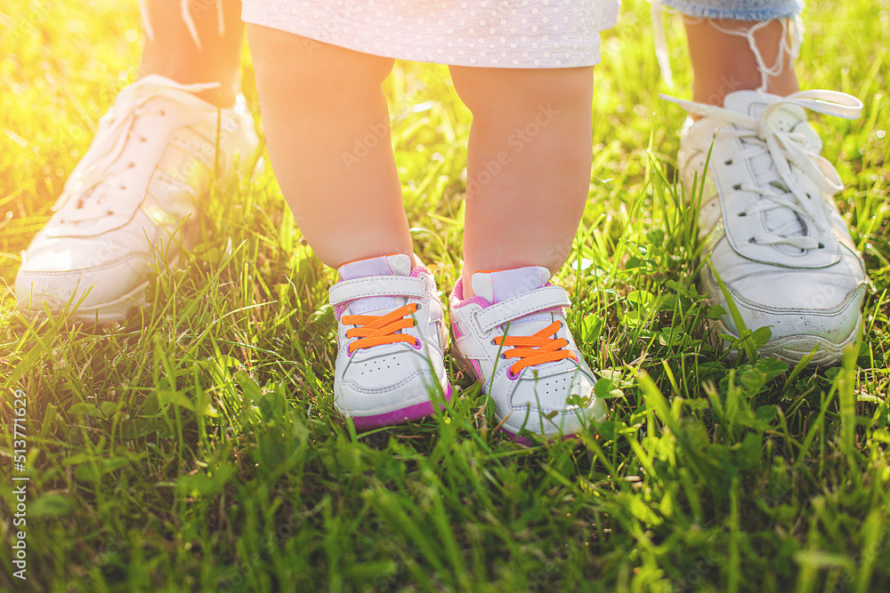 Foto de baby`s first steps. mother`s and infant`s feet closeup picture ...