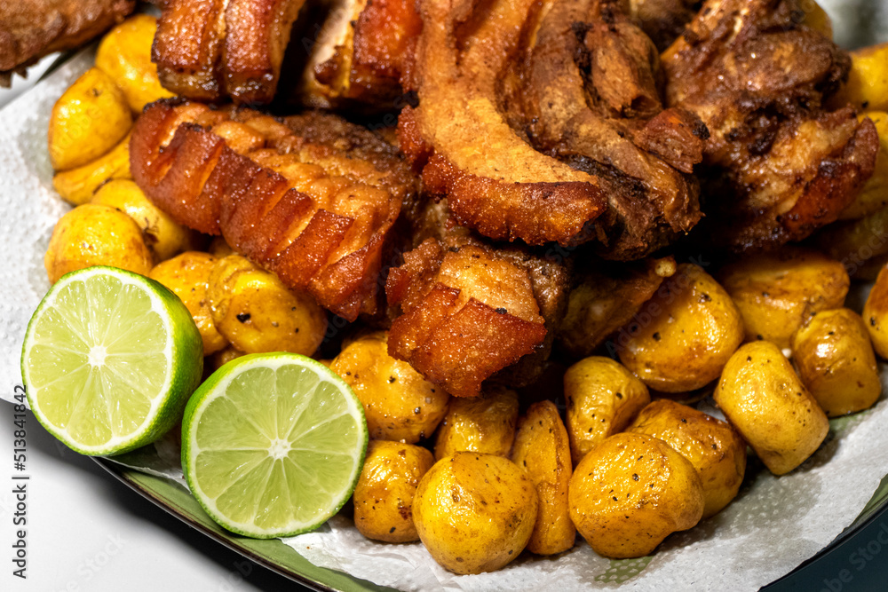 Plato picada de carne con chicharron fritanga colombiana Stock-Foto ...