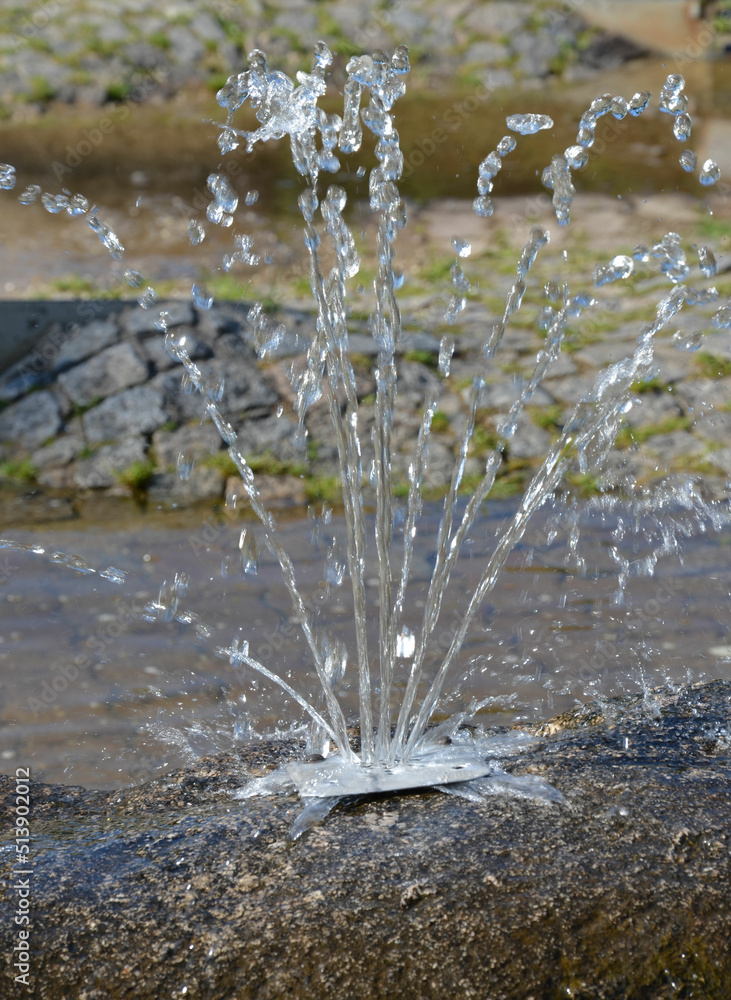 Erfrischender kleiner Springbrunnen am Wasserspielplatz 素材庫相片 | Adobe Stock
