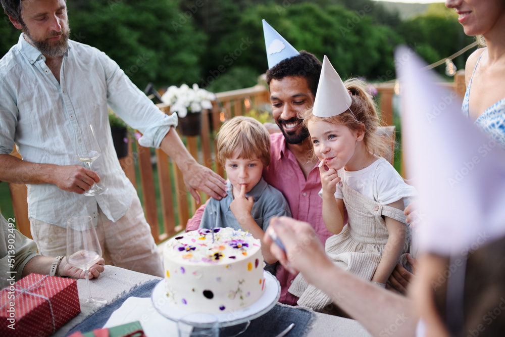Foto de Multi generation family celebrating birthday and have garden ...