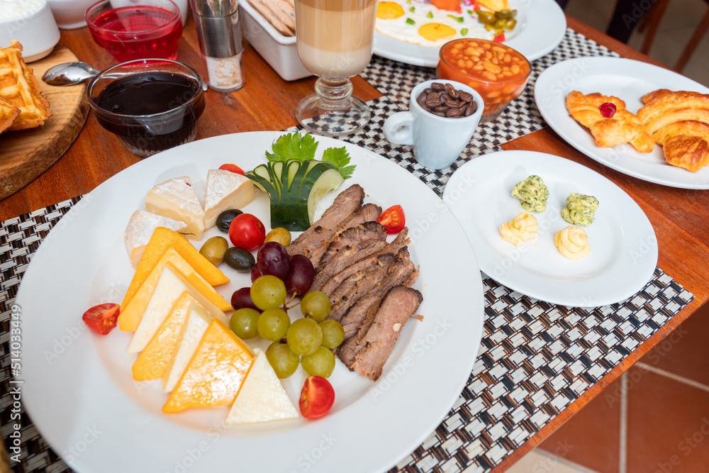 Full English Breakfast including sausages, grilled tomatoes and ...