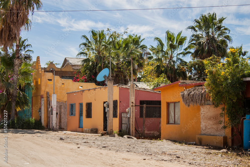 Foto de Rural sandy road, a street scene in the desert in the town of ...