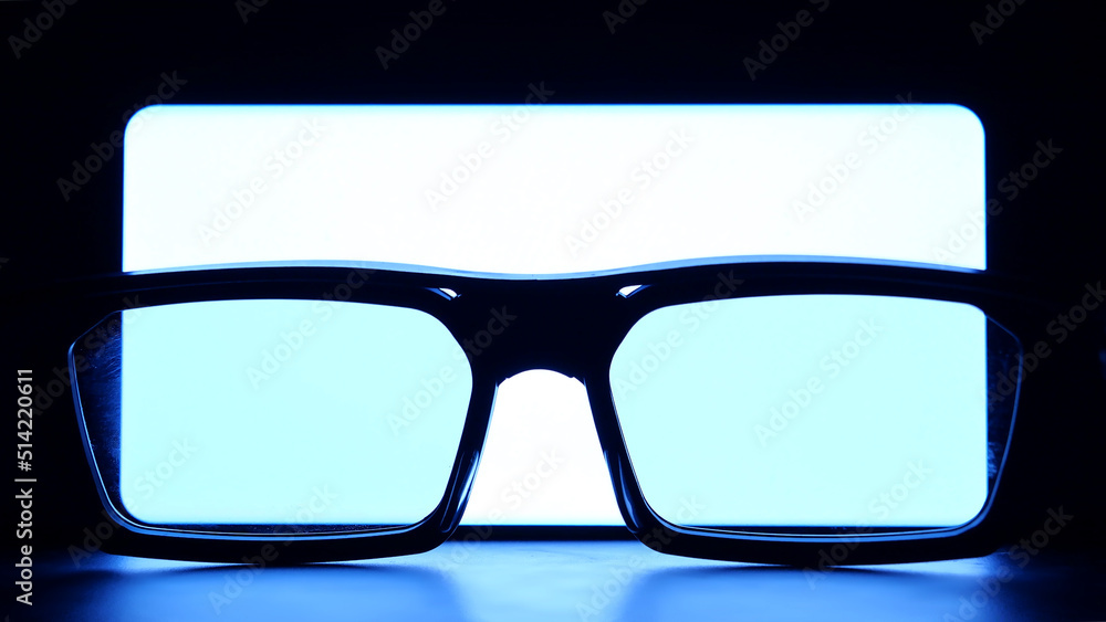 Foto de Glasses placed in front of a bright white smartphone screen ...