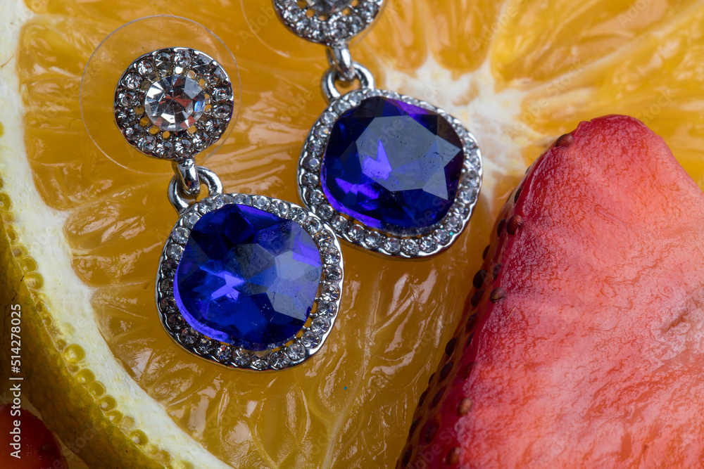 Aretes con arreglo en frutas Stock Photo | Adobe Stock