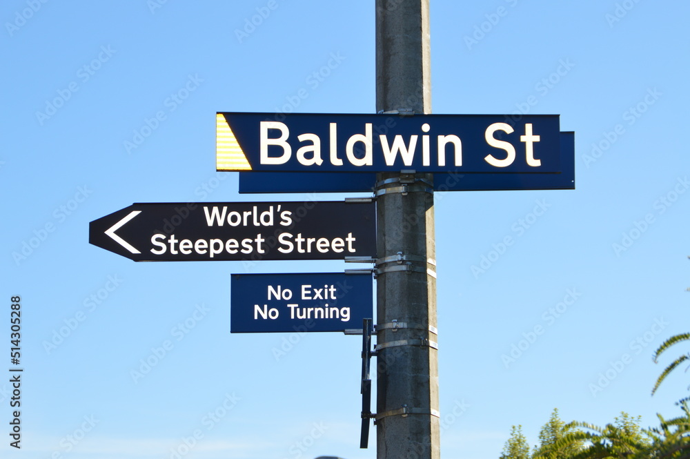 sign to baldwin street, the steepest street in the world Stock Photo ...