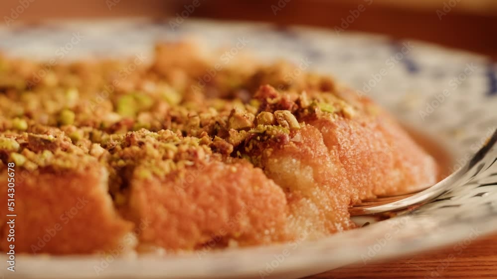Stockvideo Arabic traditional sweets, kunafa dish close-up. Middle ...