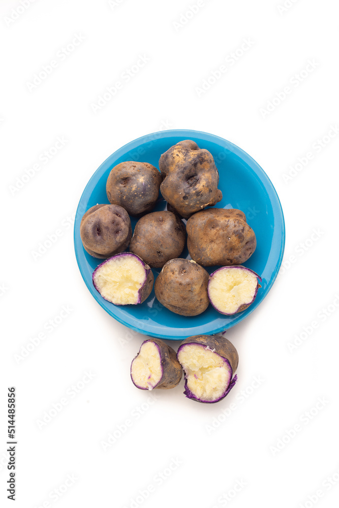 papa nativa de Perú cocinada en fondo blanco. Concepto de alimentos ...