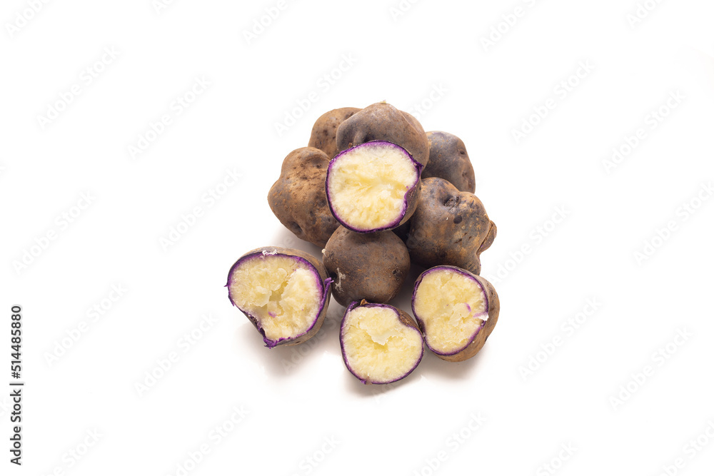papa nativa de Perú cocinada en fondo blanco. Concepto de alimentos ...