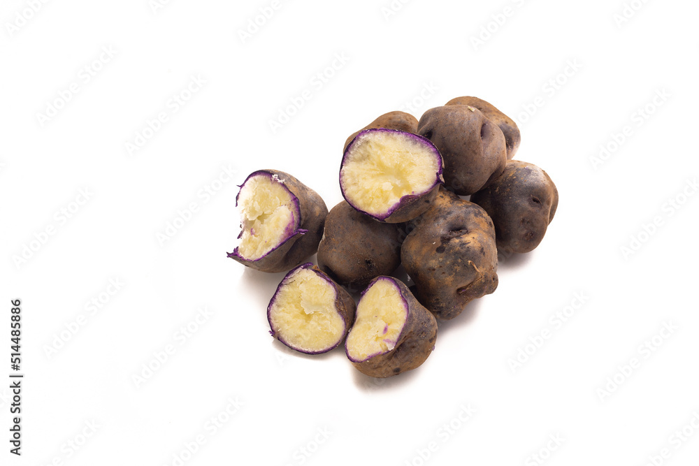 papa nativa de Perú cocinada en fondo blanco. Concepto de alimentos ...