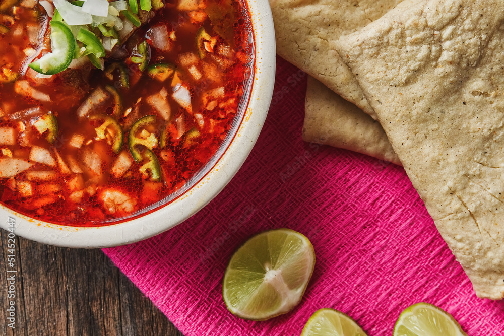 Comida tradicional mexicana, panza de res con cebolla blanca y chile ...