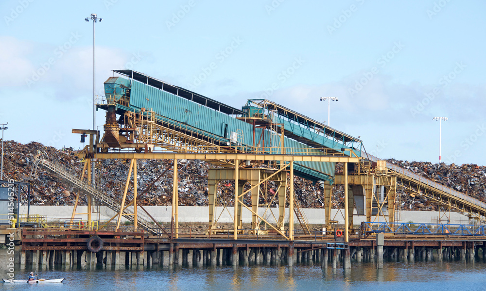 Foto de Oakland, CA - April 17, 2022: Schnitzer Steel plant at Port of ...
